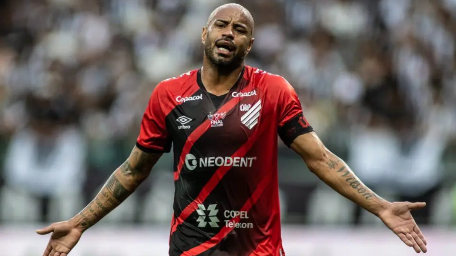 Thiago Heleno deixa claro onde quer jogar e comunica ao Athletico-PR: "Respeitem"