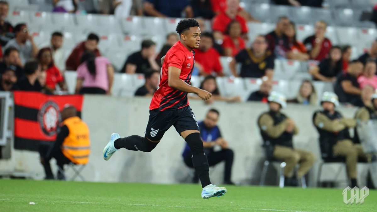 Léo Derik 'choca' comissão técnica e Barbieri promete recompensa