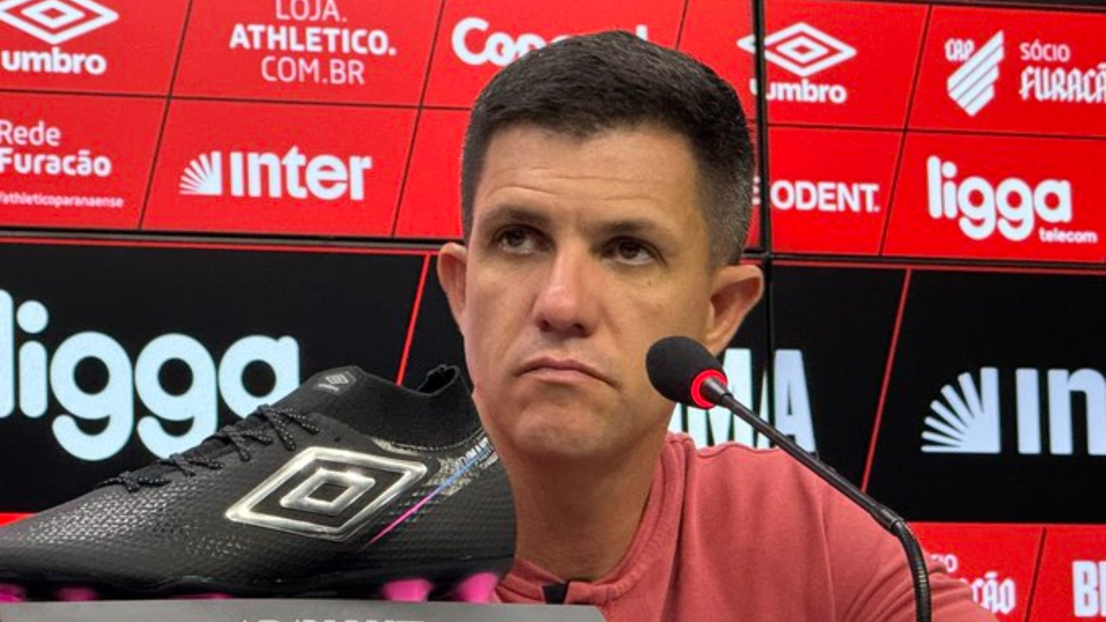 "Deu ruim": Barbieri tem volta de suspensos e deve abandonar 3 zagueiros