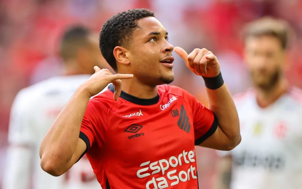 Abel Ferreira toma 'atitude' com Vitor Roque e chega no Athletico-PR ...