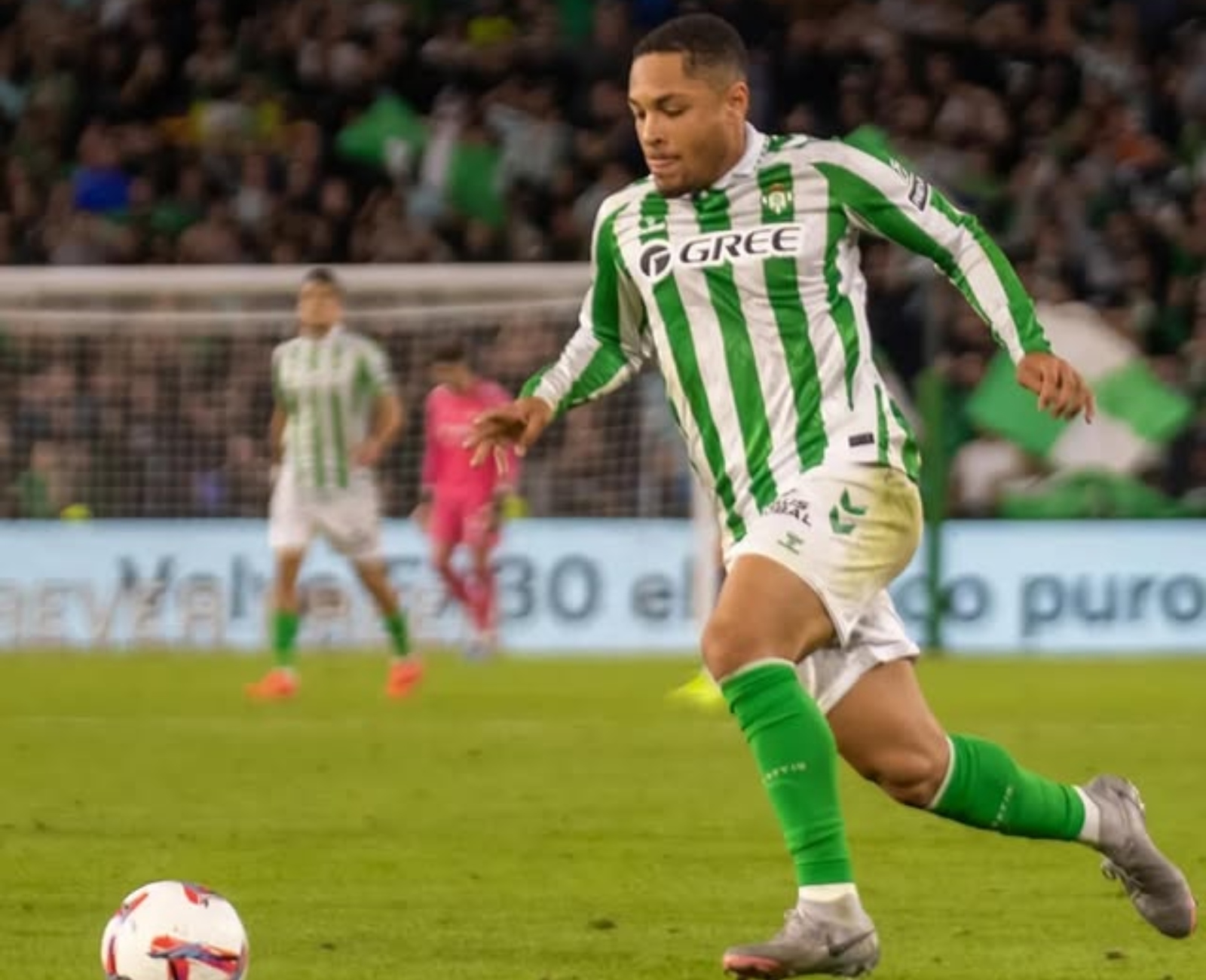 Vitor Roque 'apronta' no Betis e situação chega ao Brasil