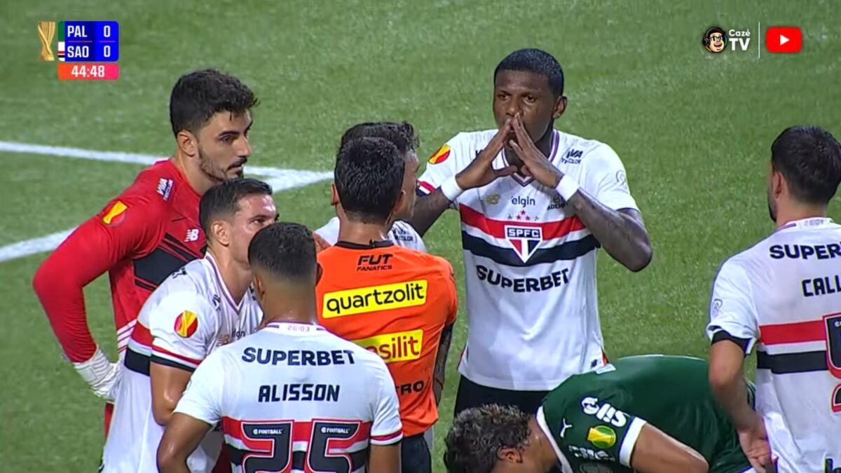 LANCE: Vitor Roque simula pênalti bizarro na estreia pelo Palmeiras ...