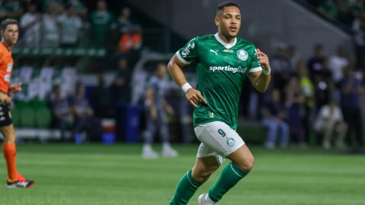 LANCE: Vitor Roque simula pênalti bizarro na estreia pelo Palmeiras ...