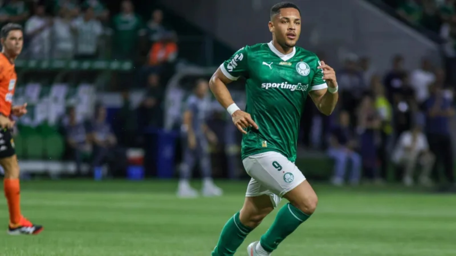 LANCE: Vitor Roque simula pênalti bizarro na estreia pelo Palmeiras ...