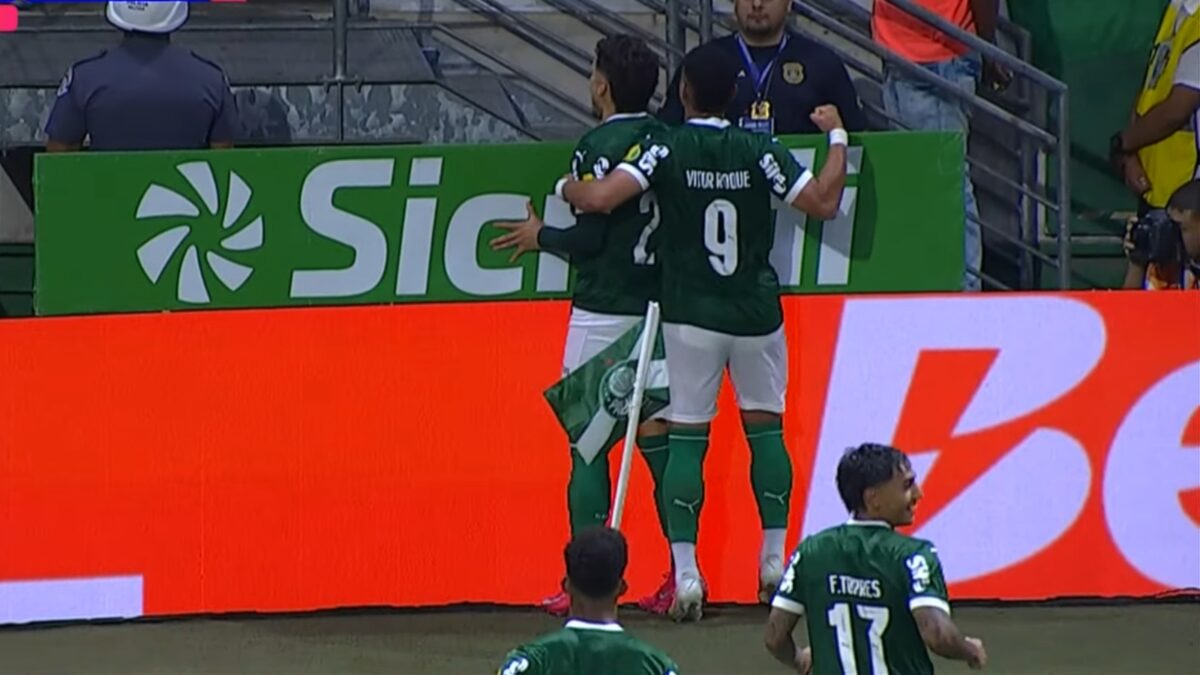 LANCE: Vitor Roque simula pênalti bizarro na estreia pelo Palmeiras ...