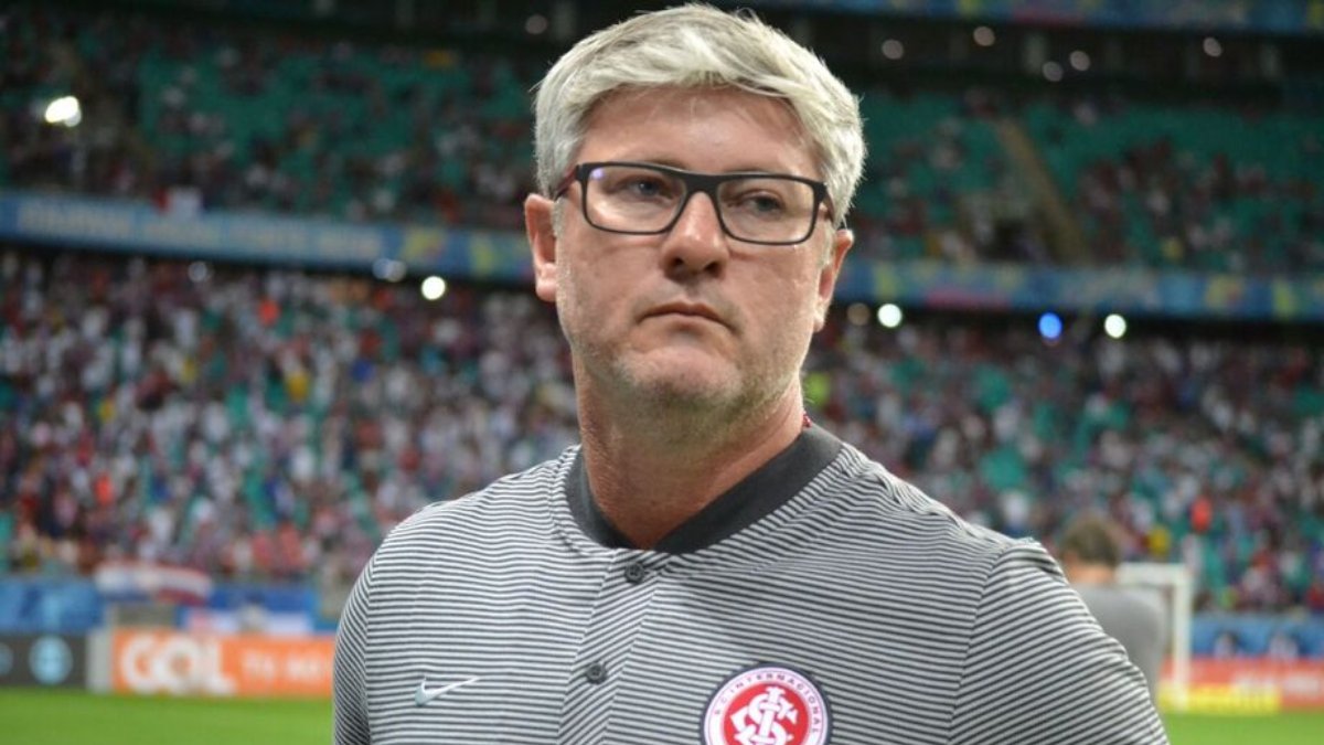 Athletico-PR acerta com lateral polêmico para Odair Hellmann: “Conhecido”