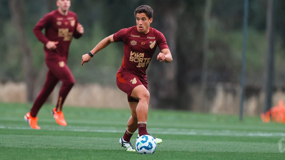 João Cruz surpreende no Athletico-PR e Odair salta os olhos: “Merece mais…”