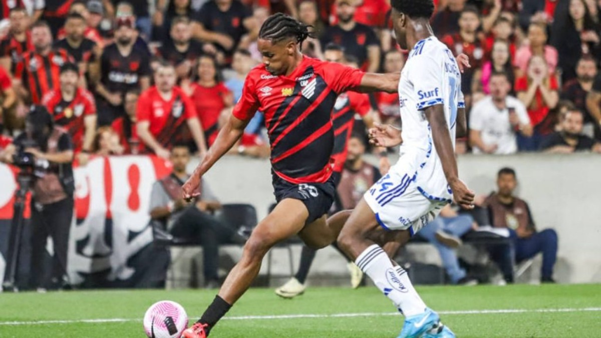 Ex-Athletico-PR sai do banco e busca virada na Europa: “Joia de R$ 20 milhões”